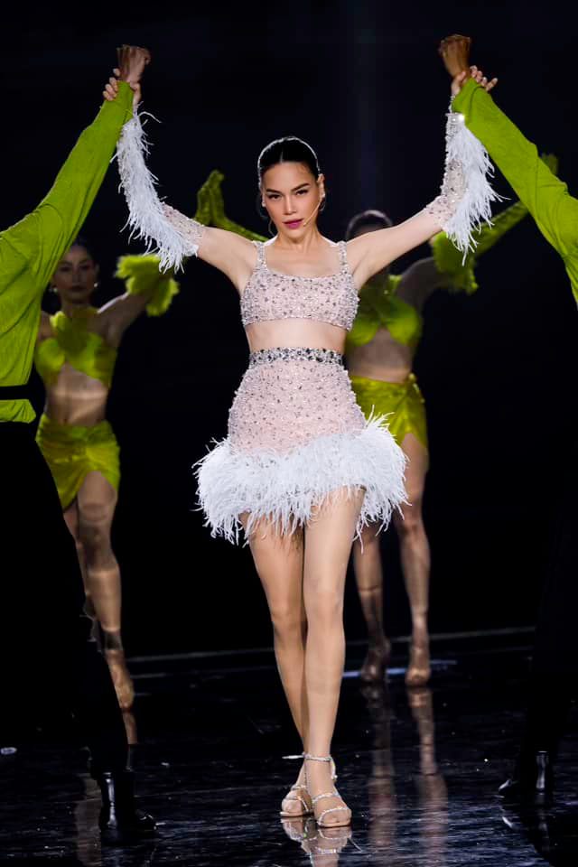 Hồ Ngọc Hà xinh đẹp lộng lẫy tại đêm diễn ở Đà Lạt, diện váy cắt xẻ khoe trọn đường cong chữ S